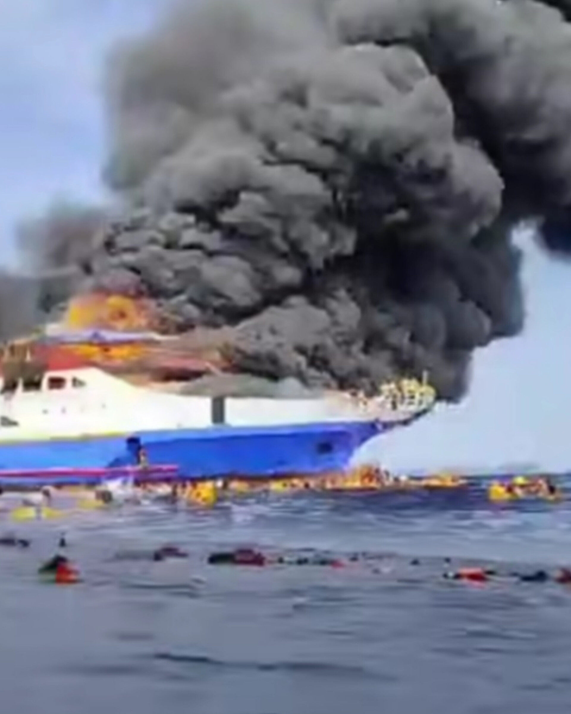 Kapal Motor Barcelona VA Terbakar di Perairan Talise, TNI AL Bantu ...