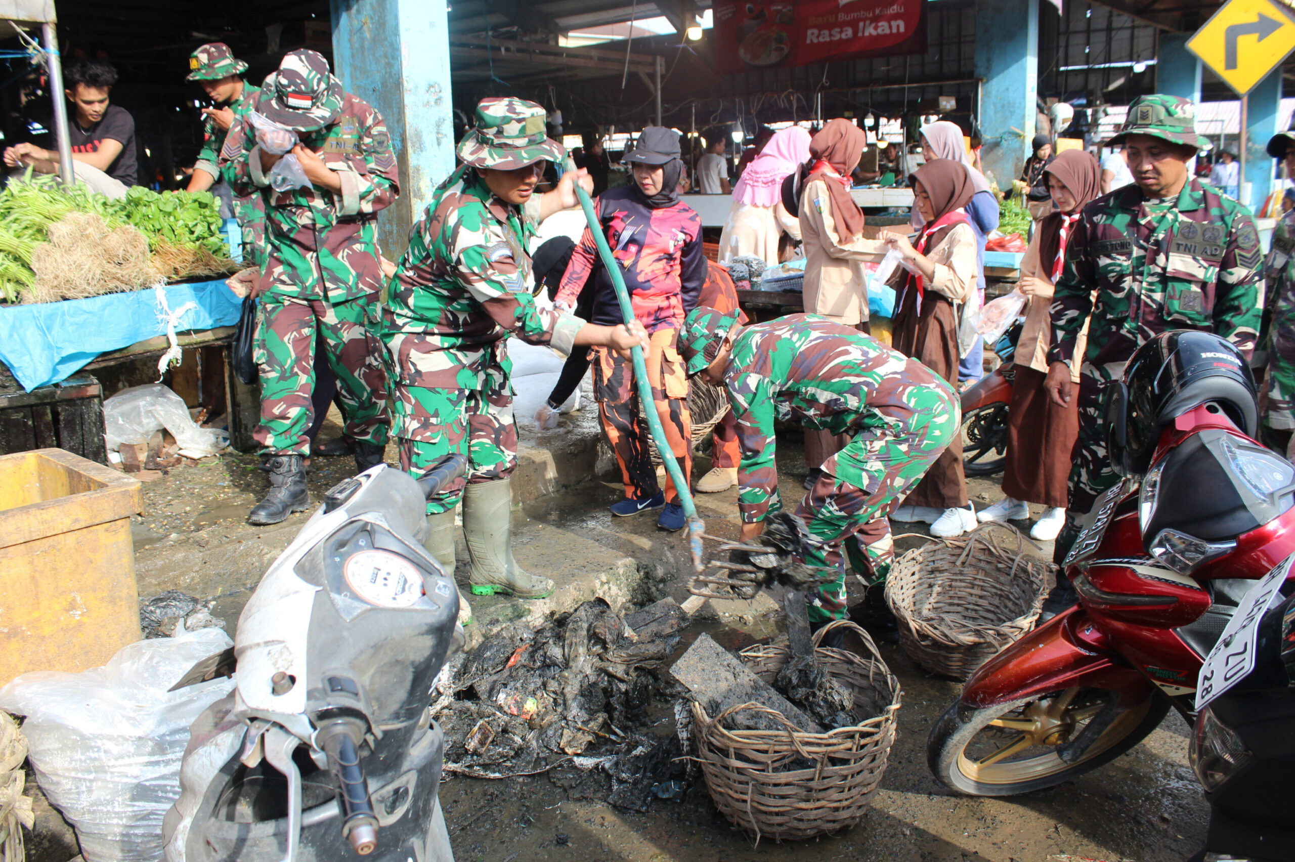 Sinergi TNI - Rakyat Warnai Karya Bhakti HUT TNI ke - 80 di Pasar Besar ...